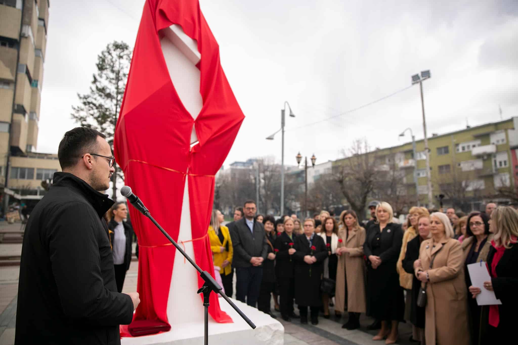 Në Ditën Ndërkombëtare të Gruas, në Gjilan është inauguruar skulptura ...
